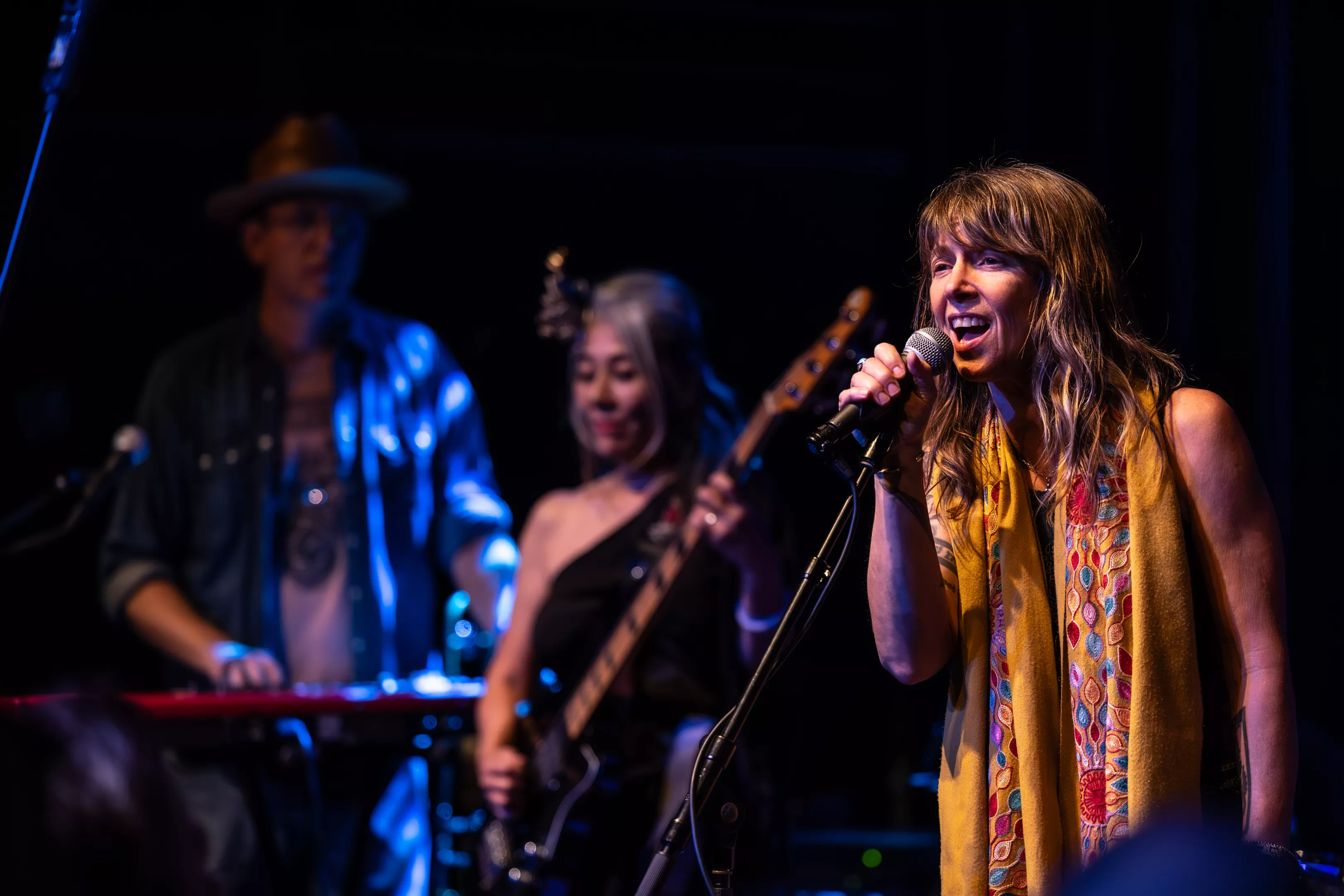 Edie Brickell and Dallas Musicians Honored the Late Brad Houser With a ...