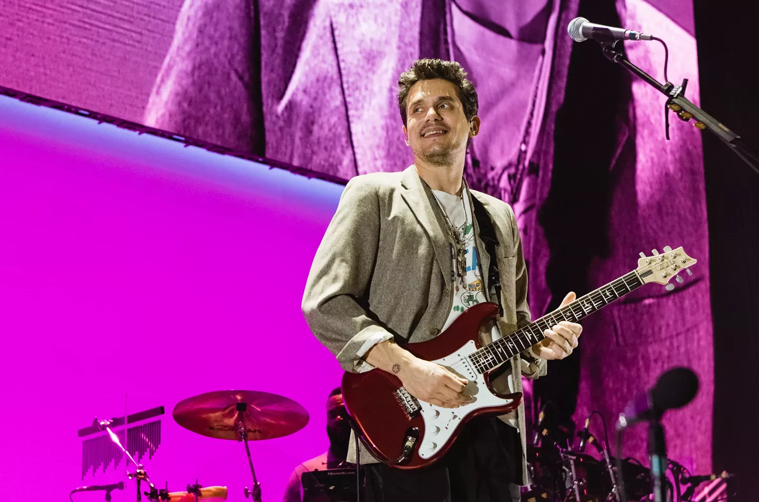 John Mayer Was Comfortable, Dorky and Formidable at American Airlines ...